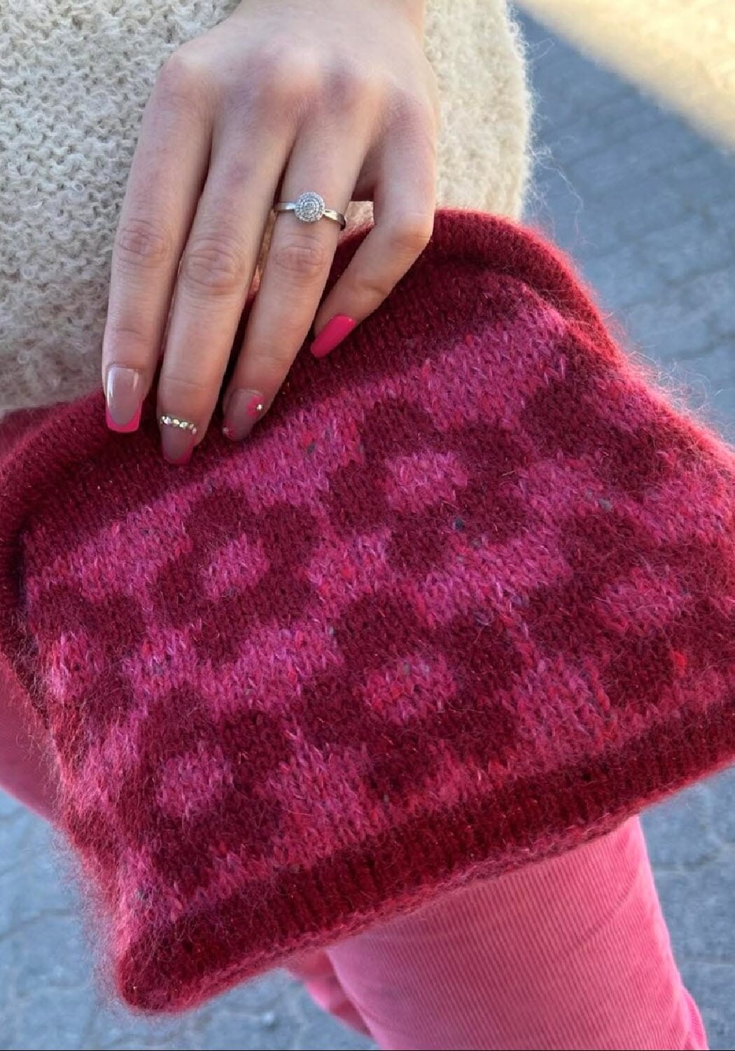 Frøken Vrangs blomstrete clutch, Oppskrift - Garnbutikken AS